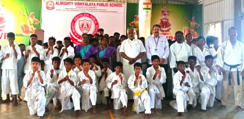 பெரம்பலூர்: சிறுவாச்சூர் ஆல்மைட்டி வித்யாலயா பப்ளிக் பள்யியில், கராத்தே ...